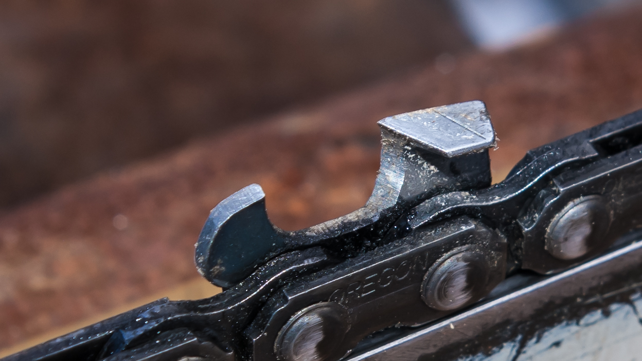 Why Does Dirt Dull A Chainsaw? - Best Saw Guidee