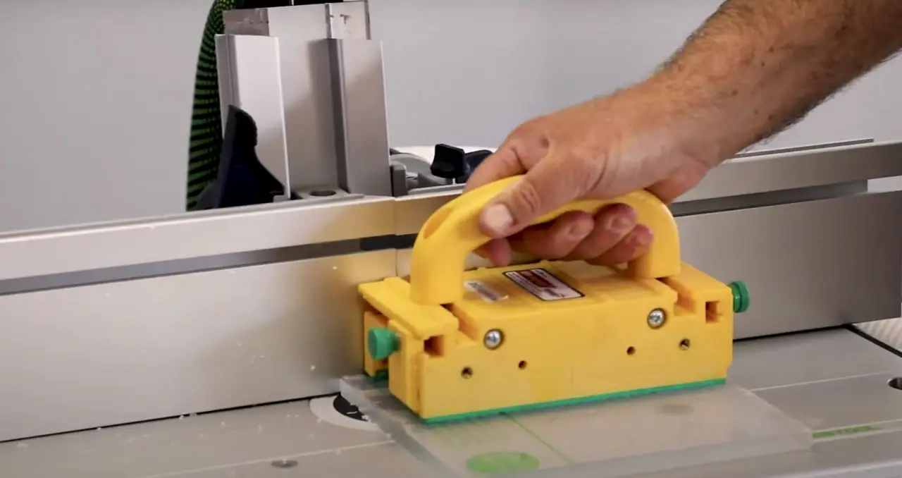 Can You Use a Router To Cut Plexiglass - Best Saw Guidee